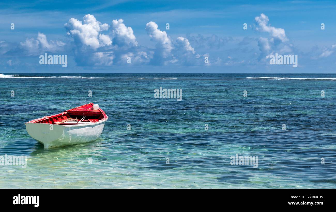 White boat on horizon tropical hi-res stock photography and images - Alamy