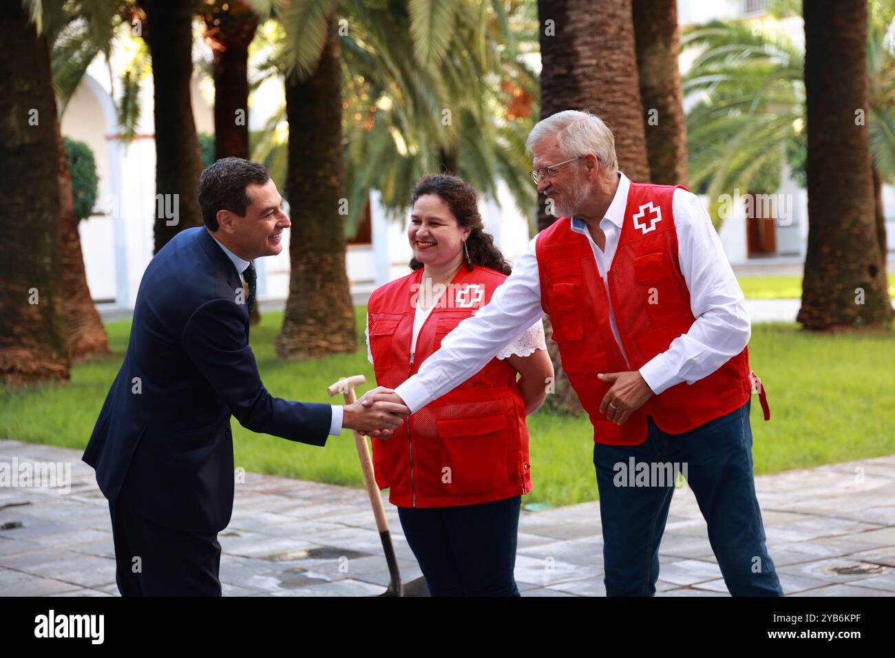 The president of the Junta, Juanma Moreno (left), with representatives ...