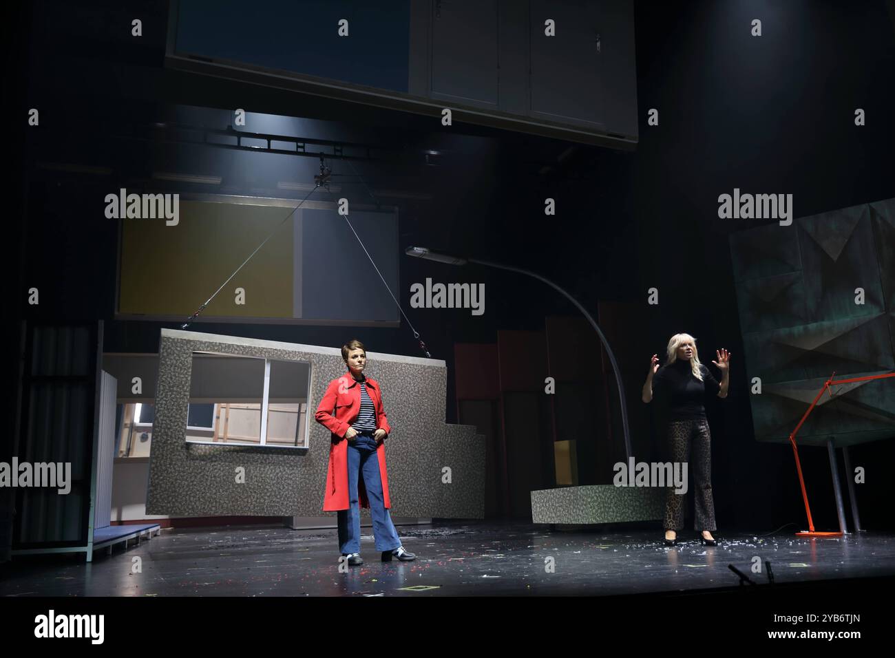 Maria Simon als Franziska 3, Arbeiterin und Katja Riemann als Franziska 1, Gertrud, v.l ...