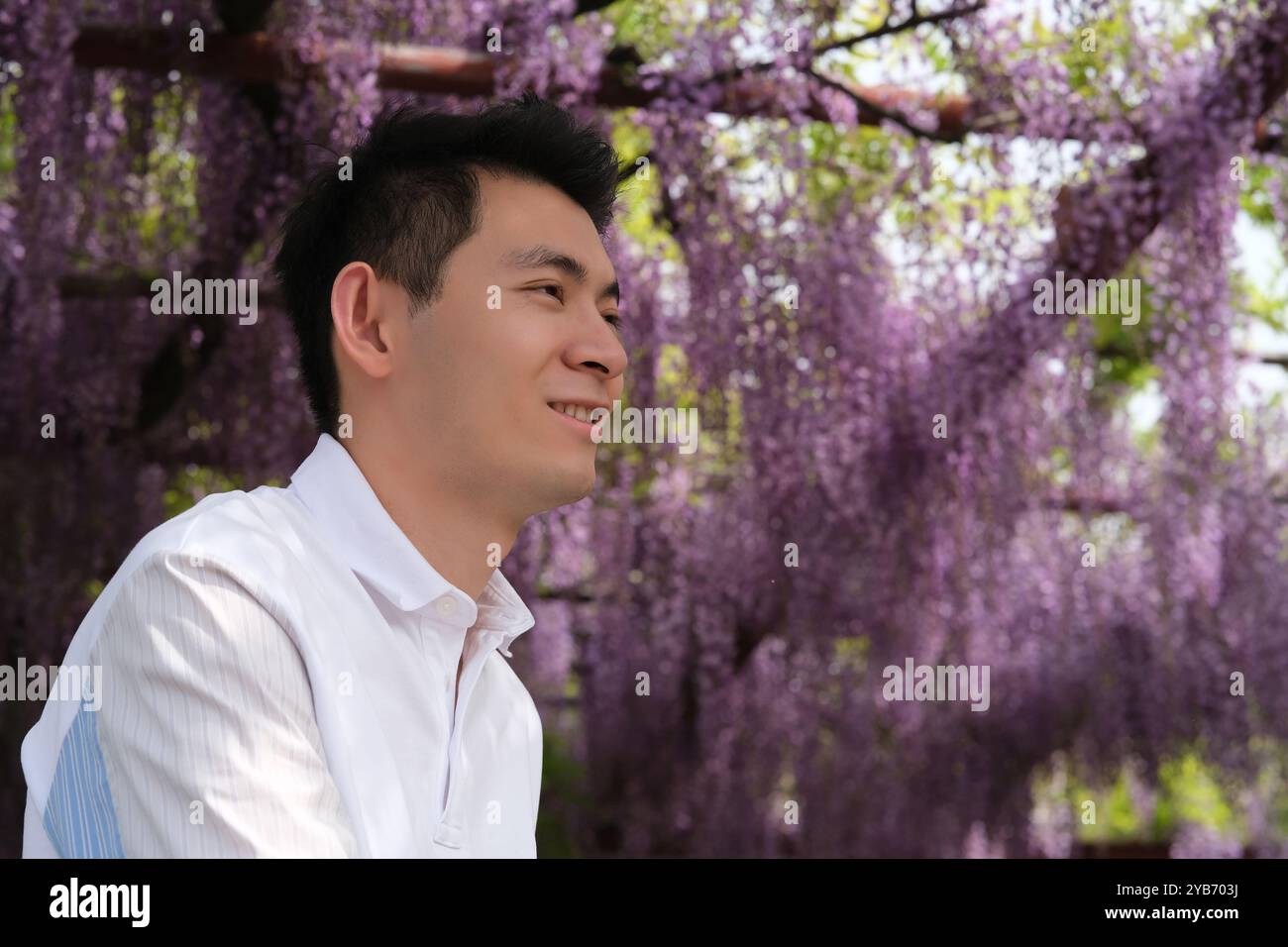 Side profile asian man hi-res stock photography and images - Alamy