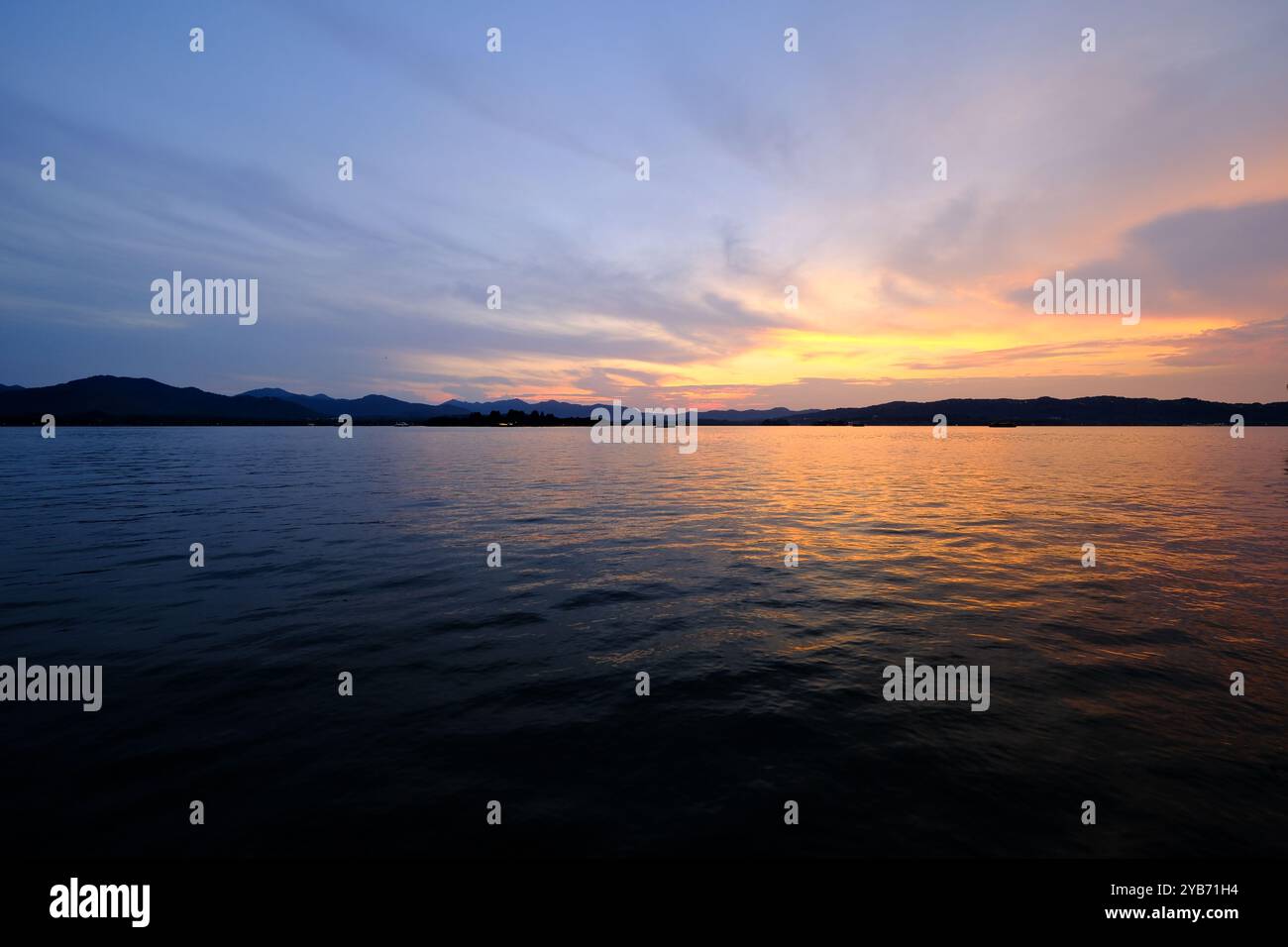 wide angle of west lake landscape at sunset in Hangzhou, Zhejiang ...