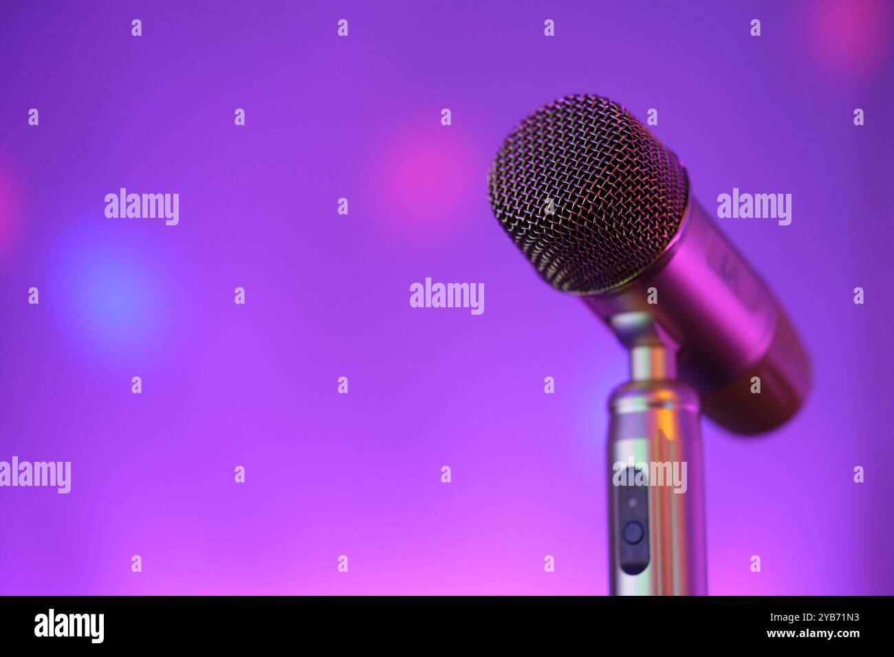 Vertical mic hi-res stock photography and images - Alamy