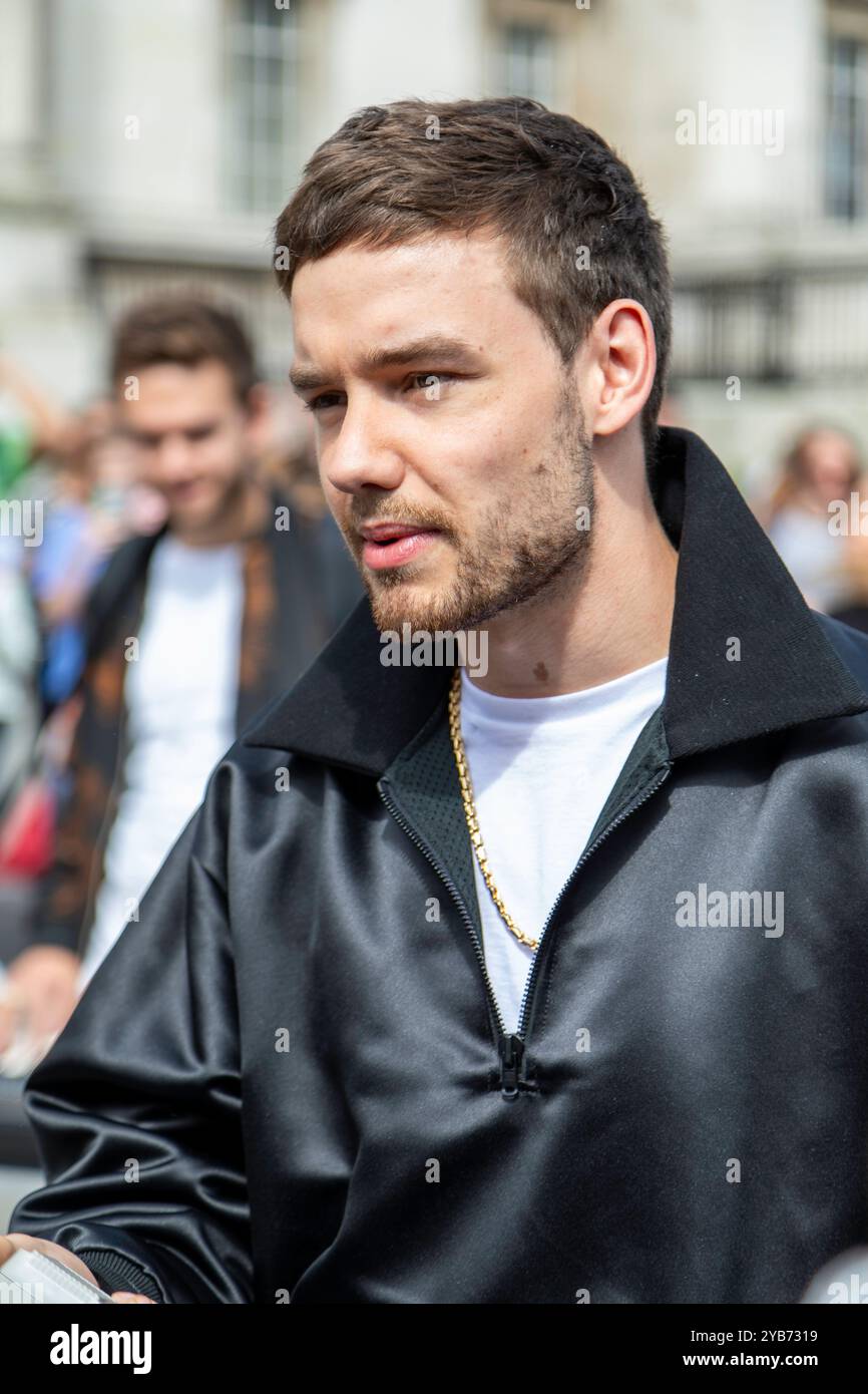 One Directions Liam Payne Films a music Video in London's Trafalgar ...