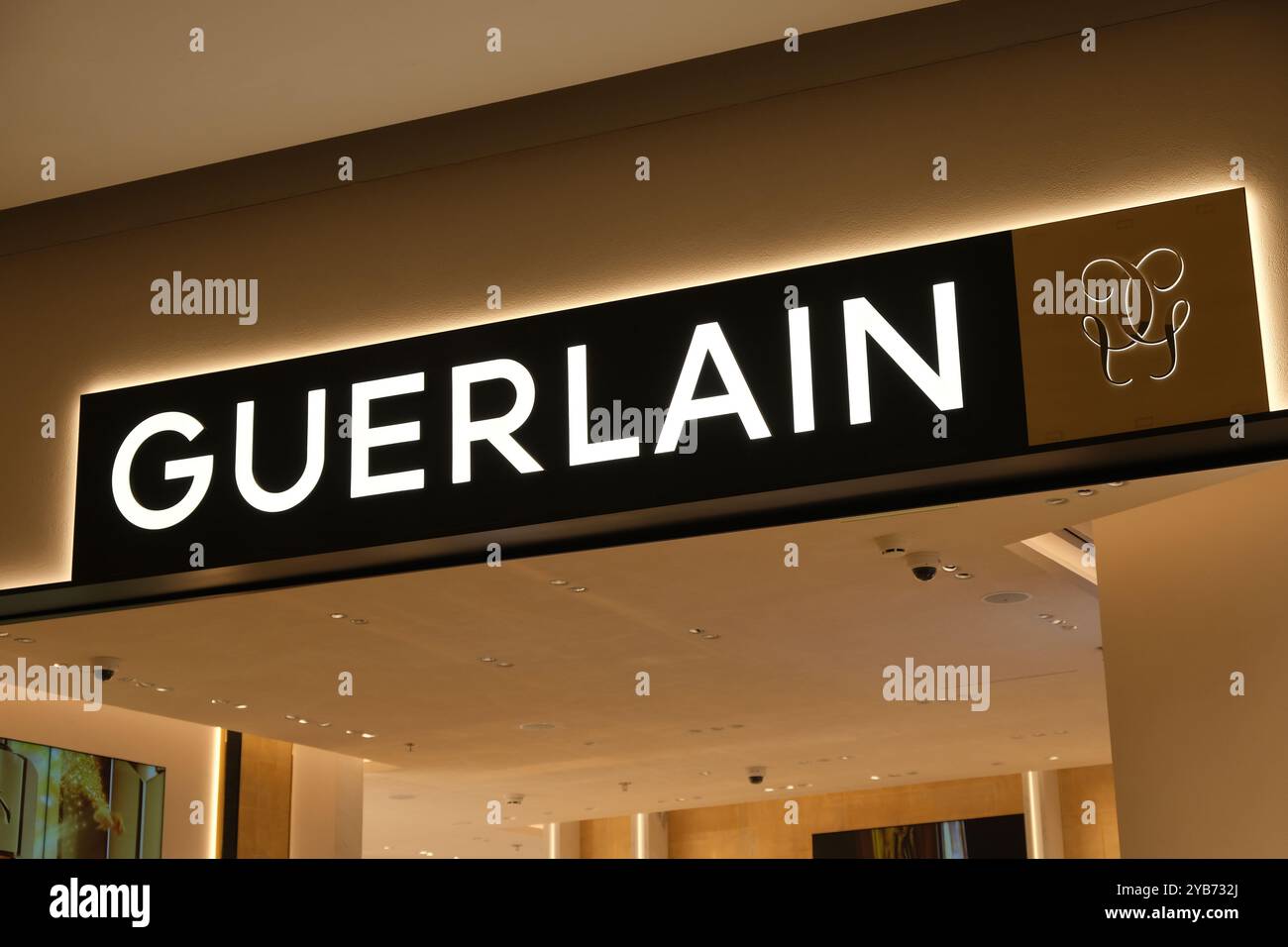 Shanghai,China-Dec. 18th 2022: close up GUERLAIN store brand logo Stock ...