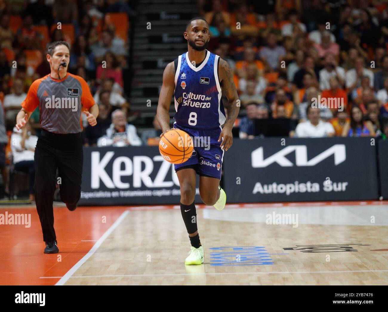 Basketball in action hi-res stock photography and images - Alamy