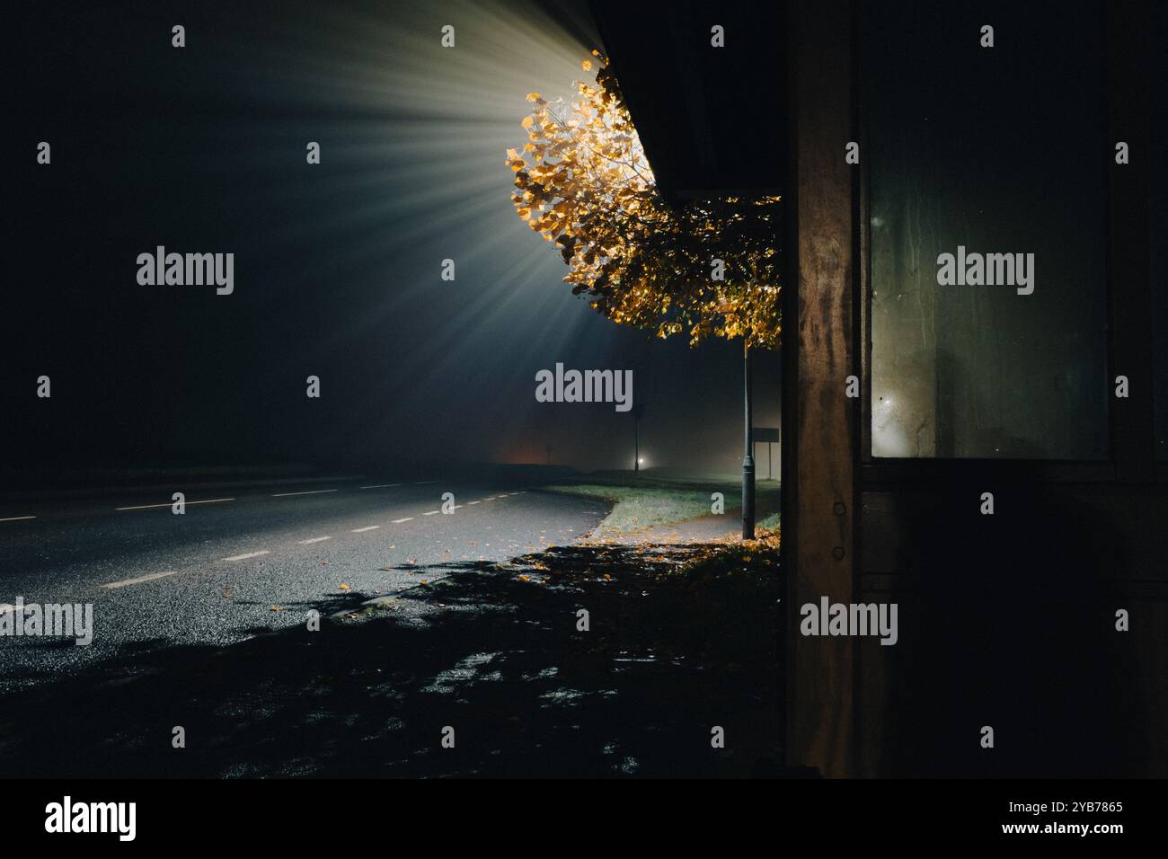 Spooky figure outside shadow hi-res stock photography and images - Alamy