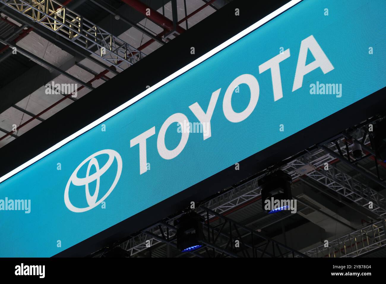 Toyota logo hi-res stock photography and images - Alamy