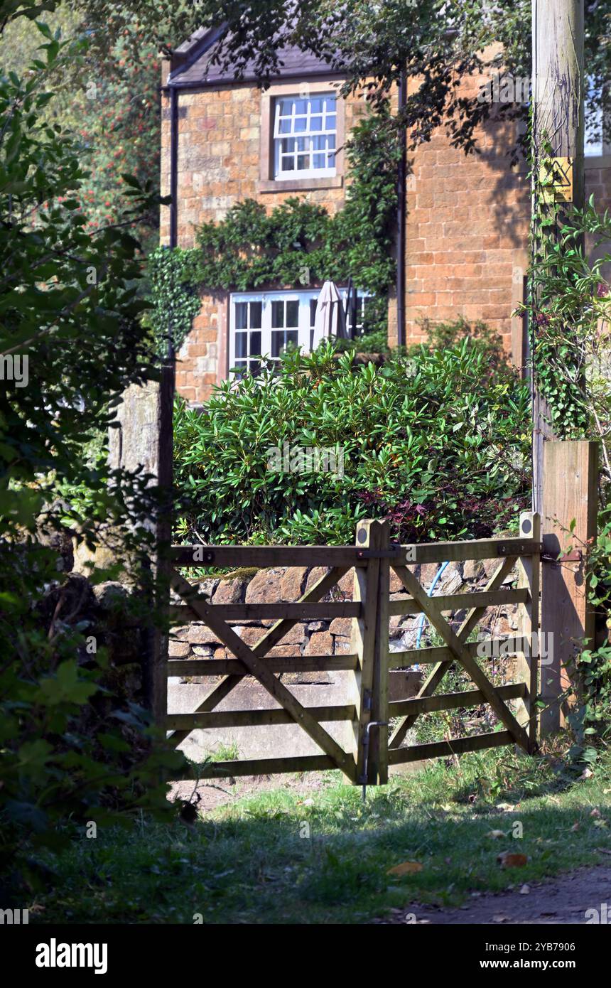 Rural country house hi-res stock photography and images - Alamy