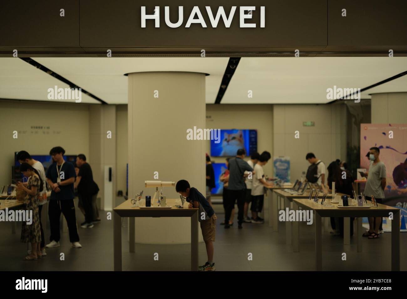 Shanghai,China-July 23th 2023: many customers shopping in HUAWEI ...