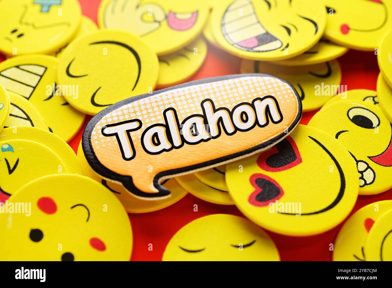 FOTOMONTAGE, Sprechblase mit dem Jugendwort Talahon inmitten von Emojis ...