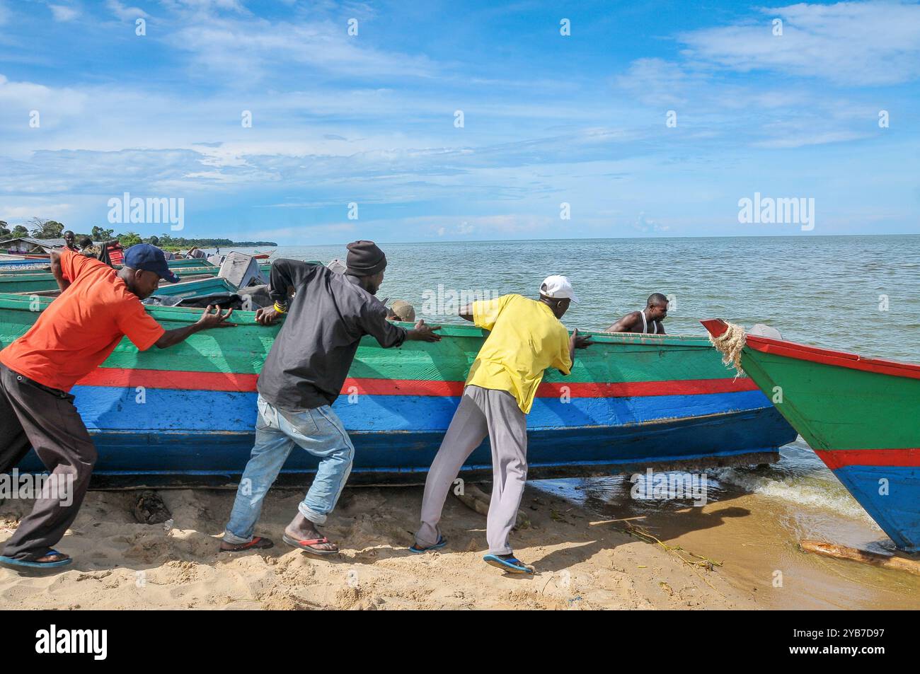 African people pushing fishing boat hi-res stock photography and images ...