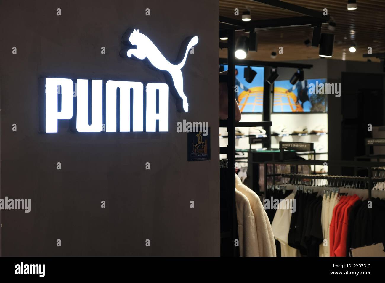 Clothing store logo hi-res stock photography and images - Alamy