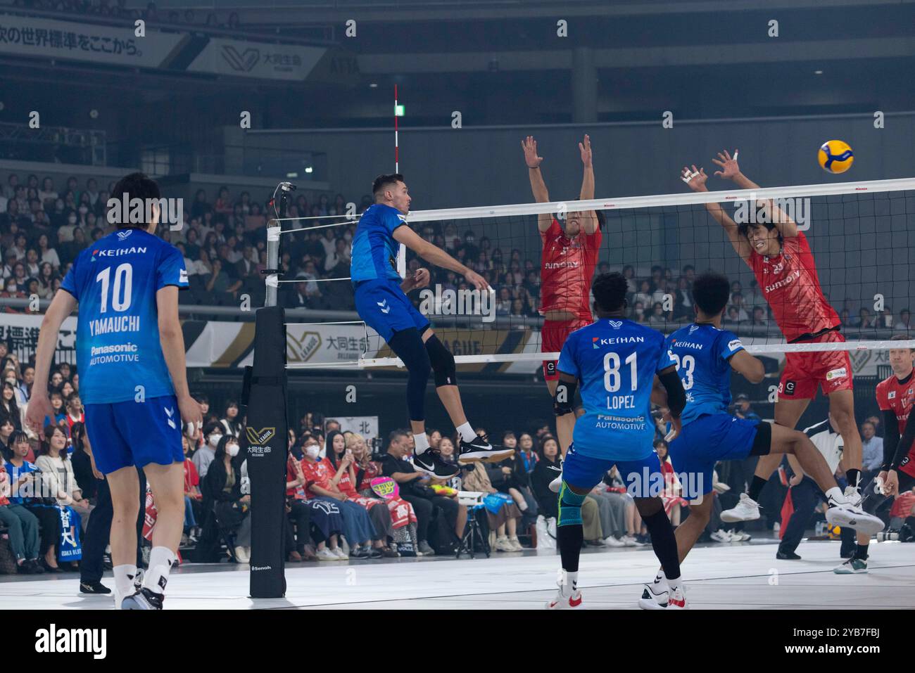 Thomas Jaeschke (6 OH) from the Osaka Bluteon makes a hit over the net ...