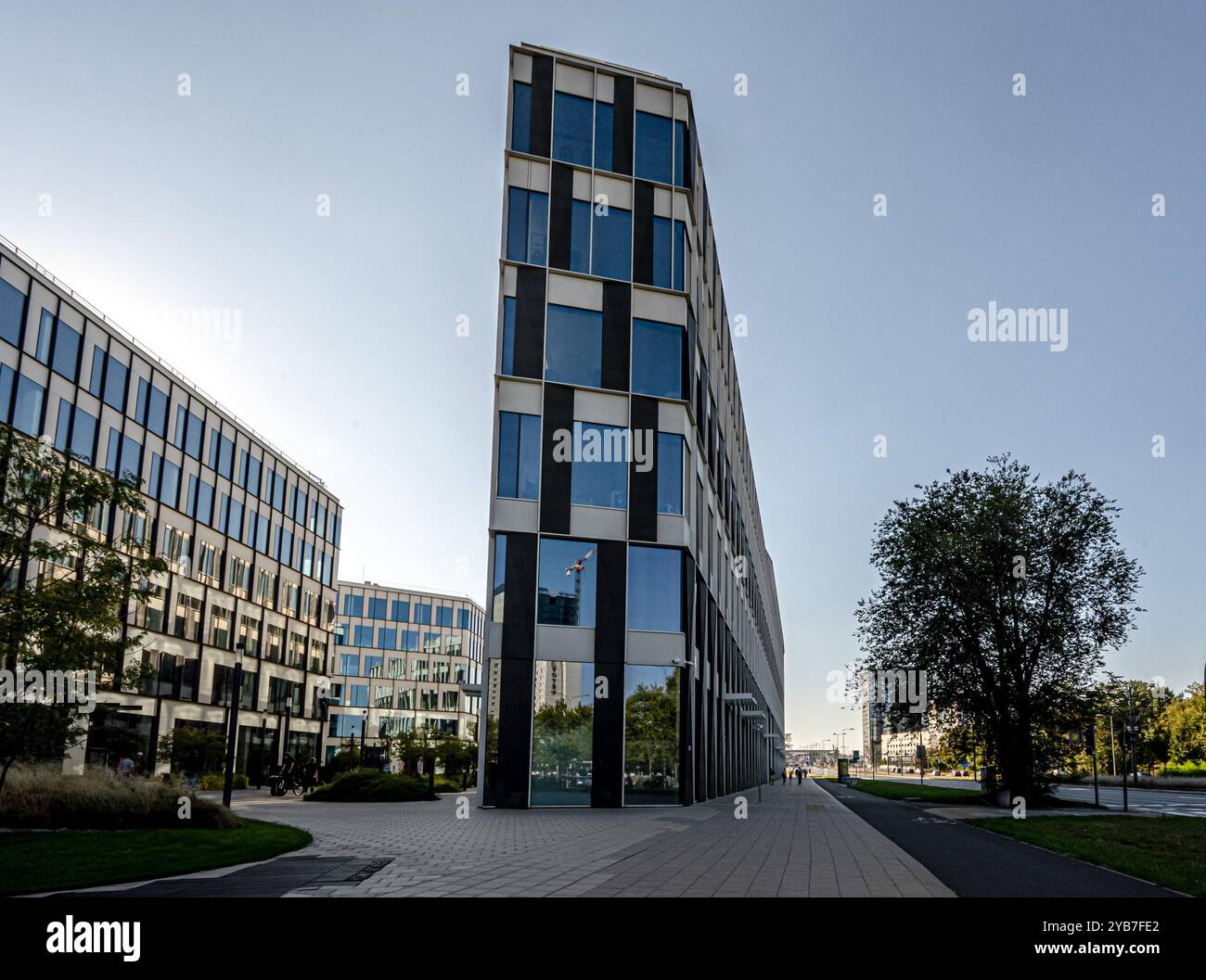 Tall modern skyscraper stands hi-res stock photography and images - Alamy