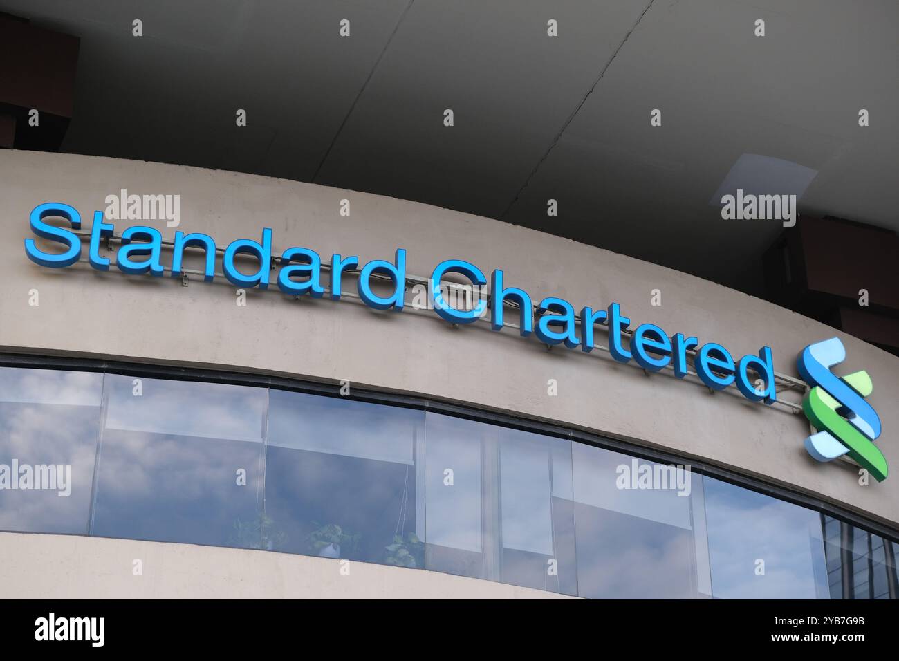 Standard chartered logo hi-res stock photography and images - Alamy