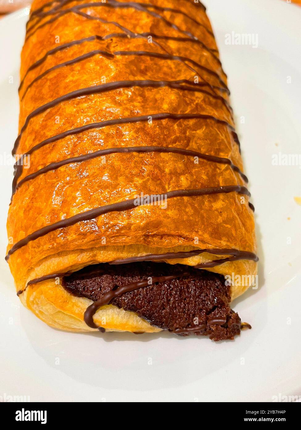 Puff pastry cake with chocolate. Close view Stock Photo - Alamy