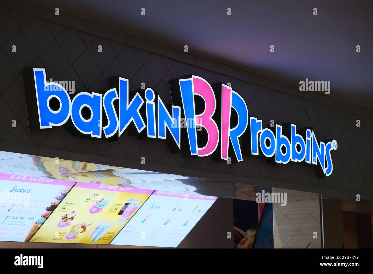 Shanghai,China-July 30th 2023: Baskin-Robbins store sign and company brand logo Stock Photo - Alamy