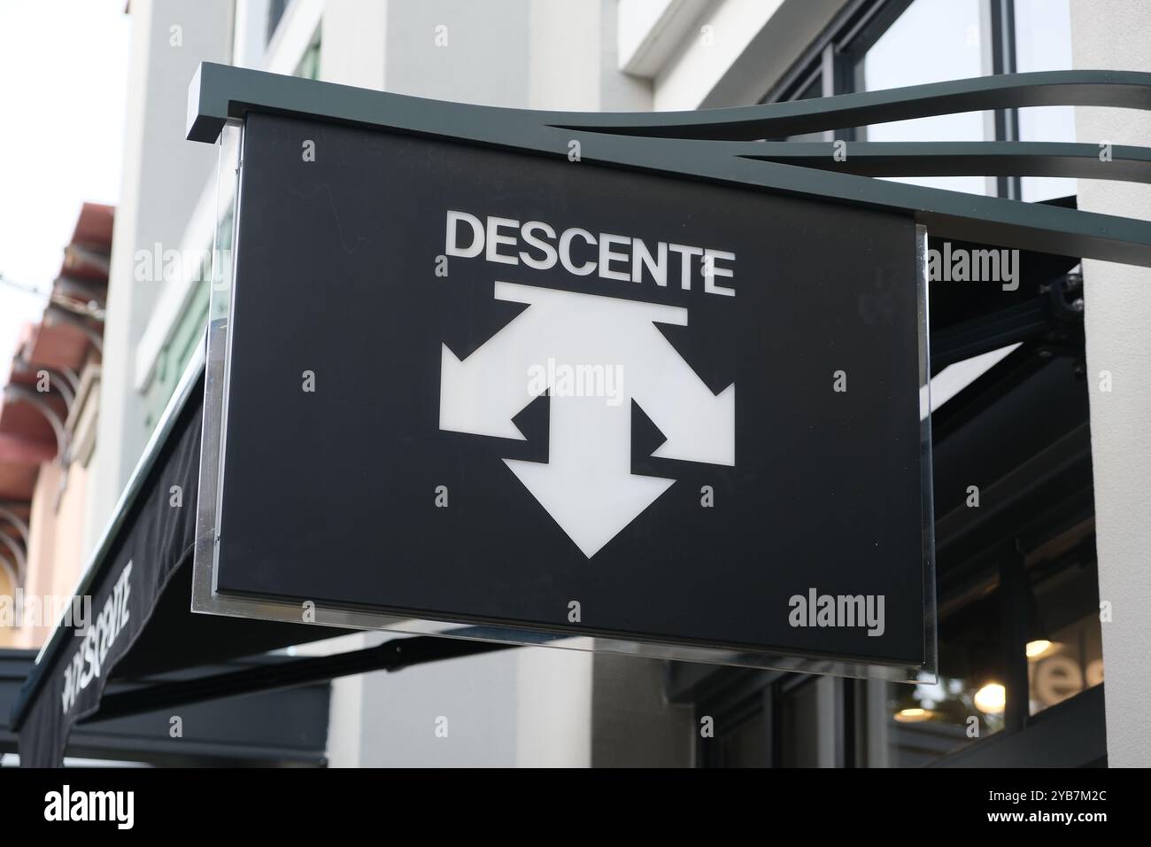Descente logo hi-res stock photography and images - Alamy