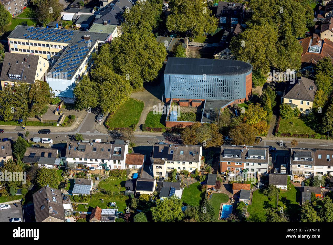 Luftbild, Grundschule und ehemalige St. Joseph Kirche Korumhöhe in der ...