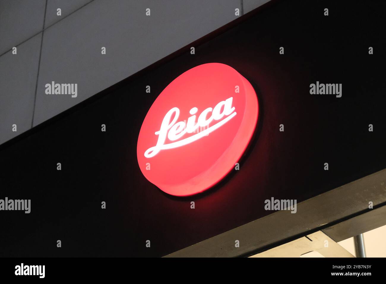 Leica store sign company brand logo Stock Photo - Alamy