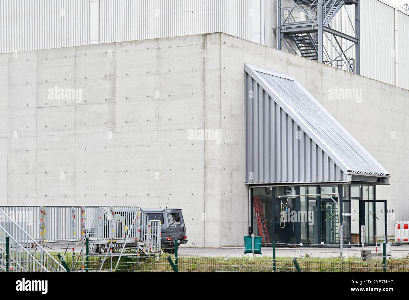 17 October 2024, Baden-Württemberg, Philippsburg: The interim storage ...