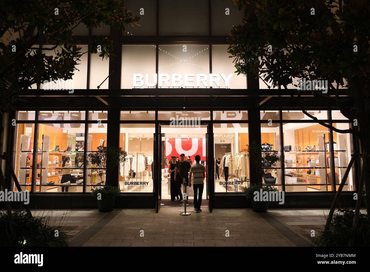 Burberry retail store hi-res stock photography and images - Alamy