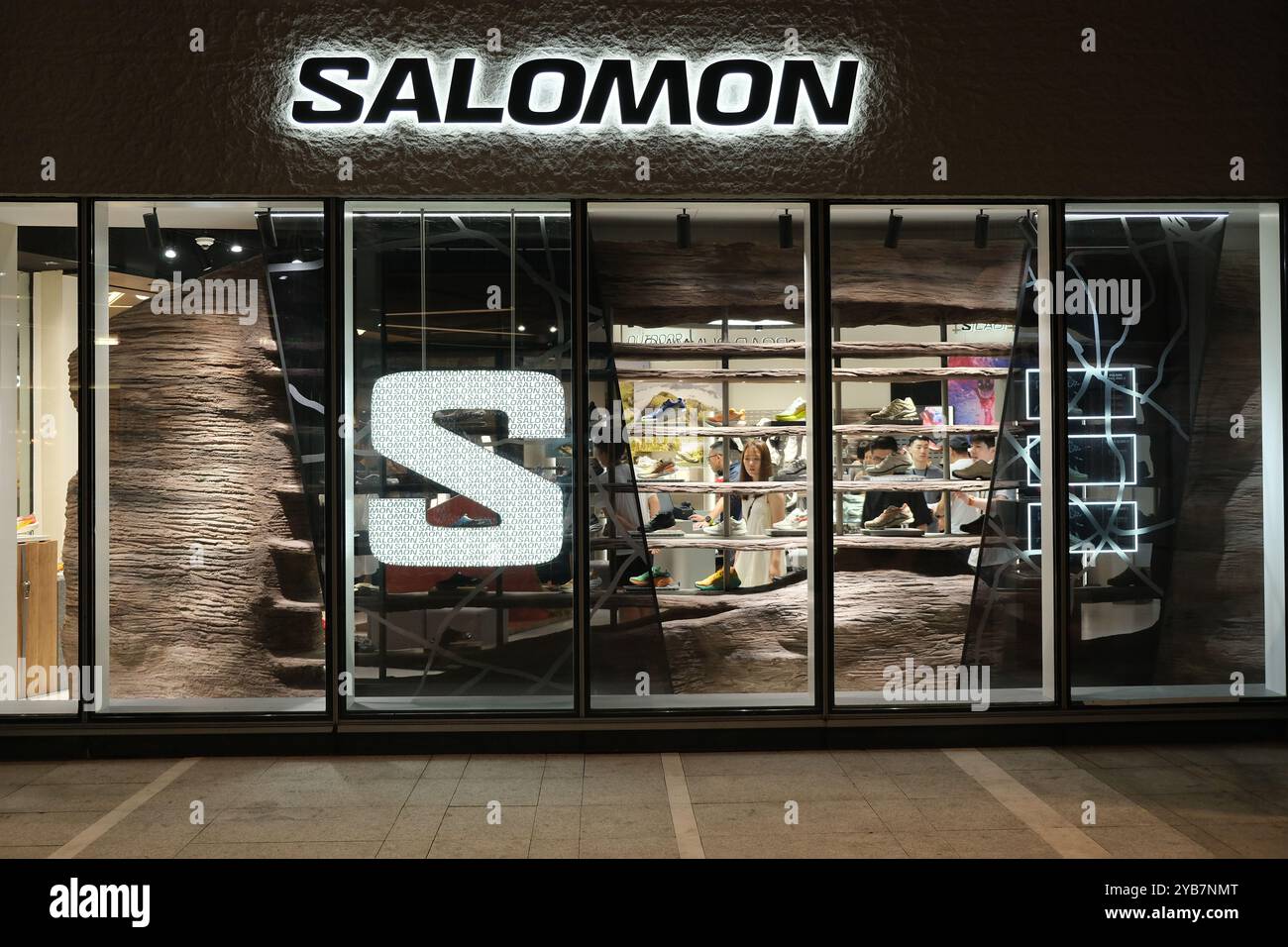 Salomon store hi-res stock photography and images - Alamy
