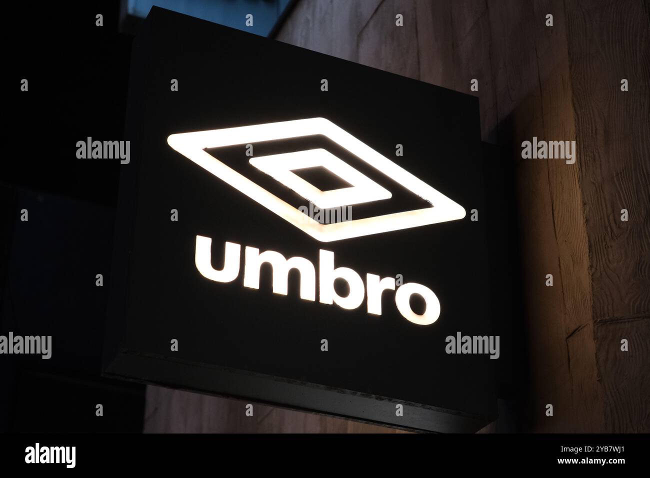 Umbro Blanco Logo