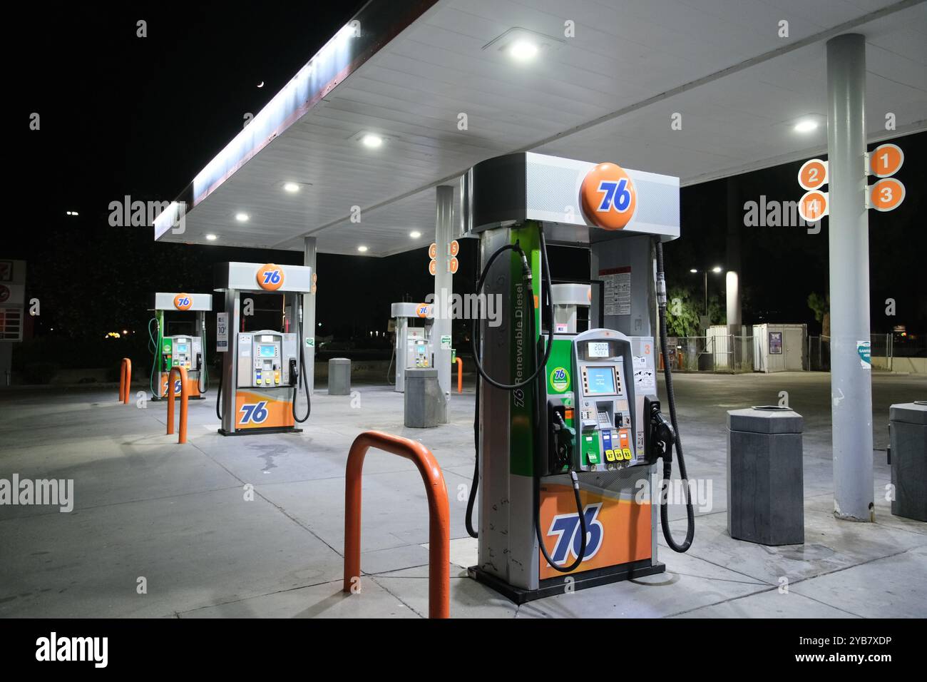 76 gas station hi-res stock photography and images - Alamy