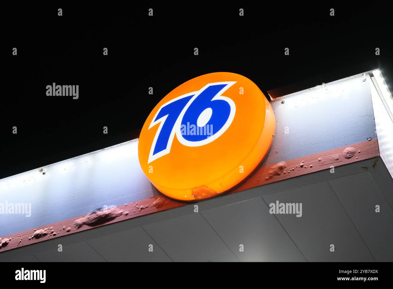 76 gas station hi-res stock photography and images - Alamy