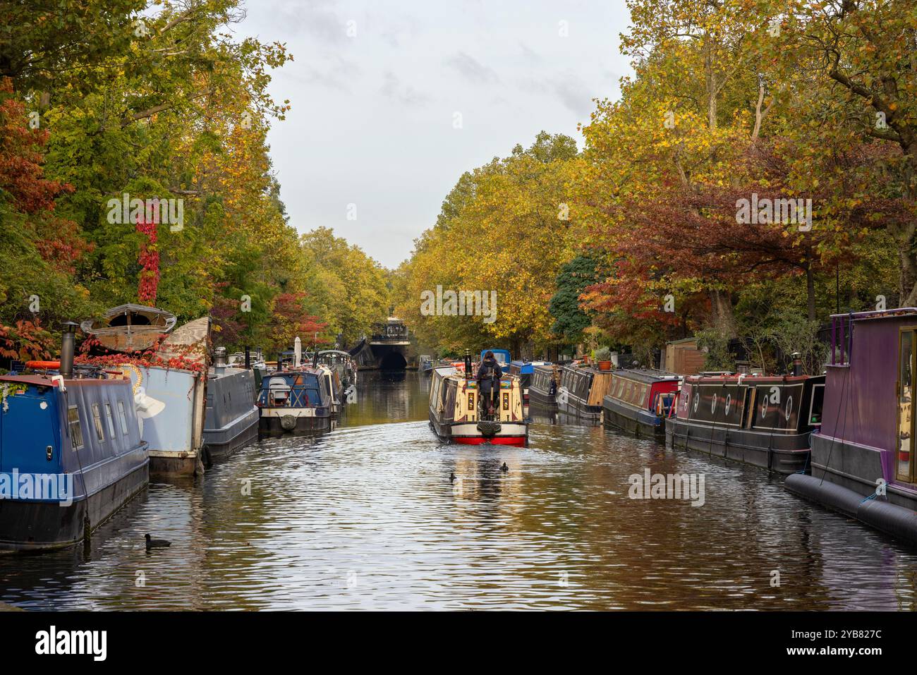 A canal boat appraches the Maida Hill Tunnel on the Regent's Canal in ...