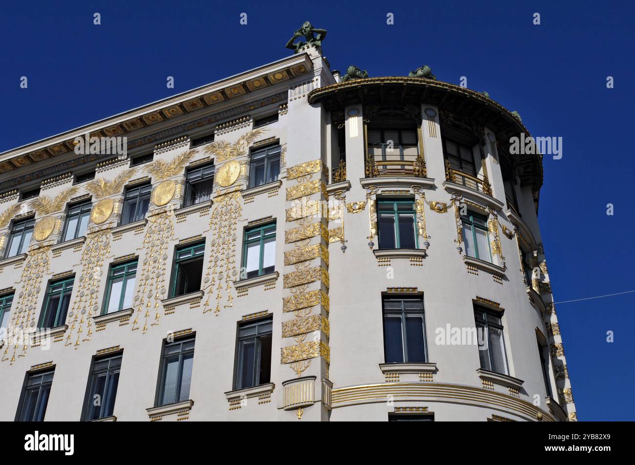 The unique Medallion House on Linke Wienzeile in Vienna is an apartment ...