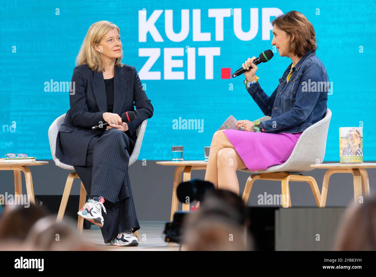 Buchmesse Frankfurt 2024 Schauspielerin Caroline Peters stellt ihr Buch ...