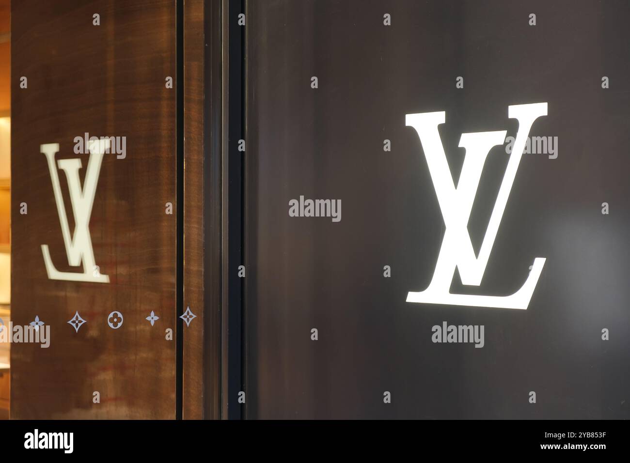 Louis vuitton lv logo hi-res stock photography and images - Alamy