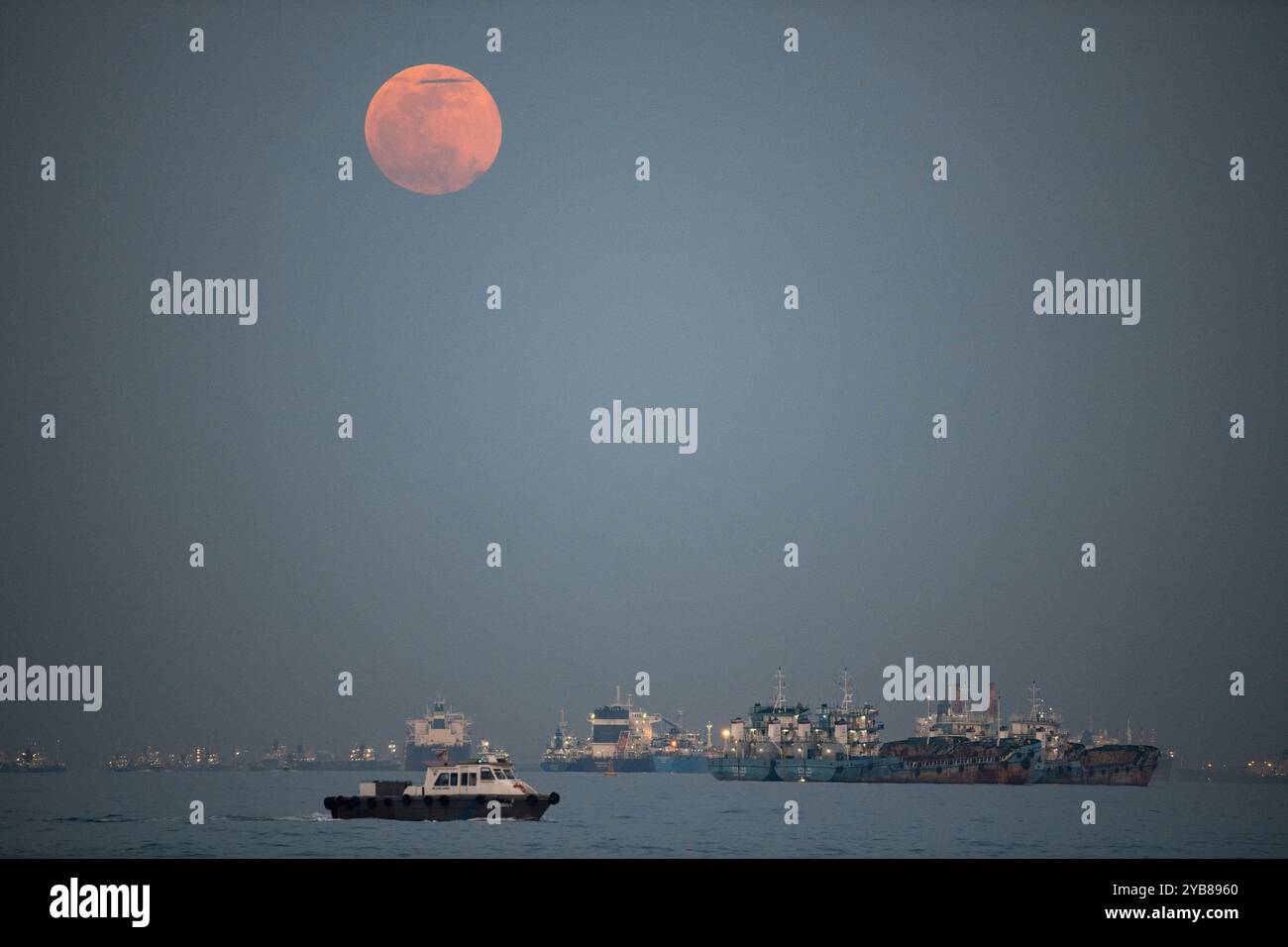 Singapore. 17th Oct, 2024. A full moon is seen over Singapore on Oct ...