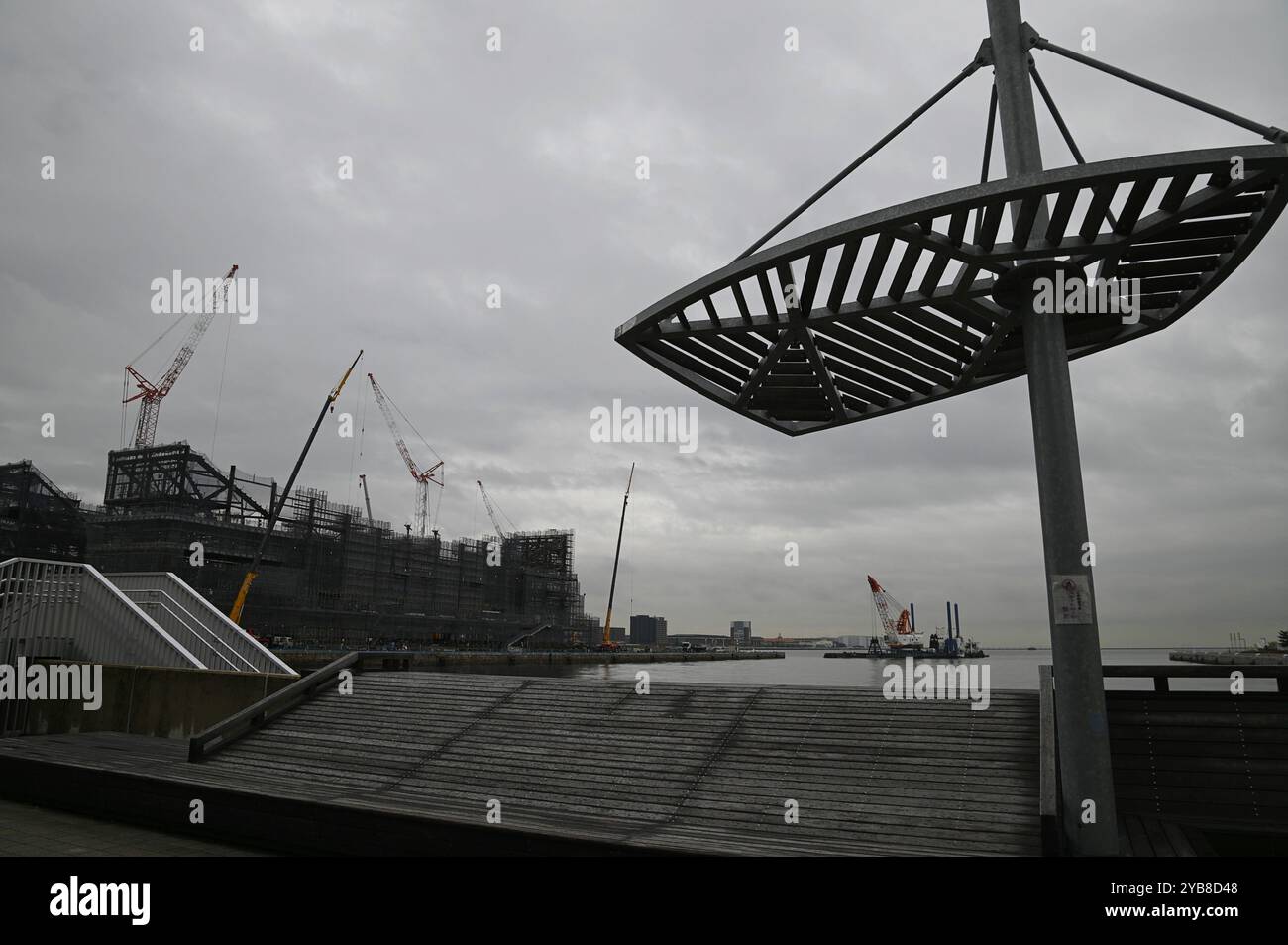 Construction site at the maritime Port of Kōbe in the Keihanshin area ...