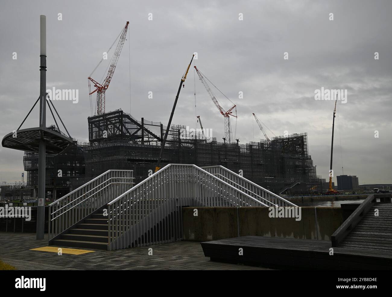 Construction site at the maritime Port of Kōbe in the Keihanshin area ...