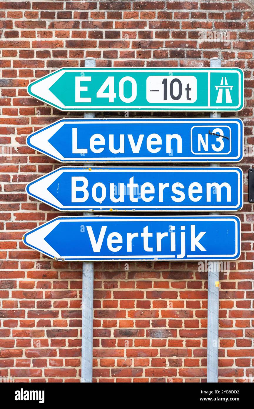 Direction signs to the N 3 motorway and the E40 highway in Willebringen ...