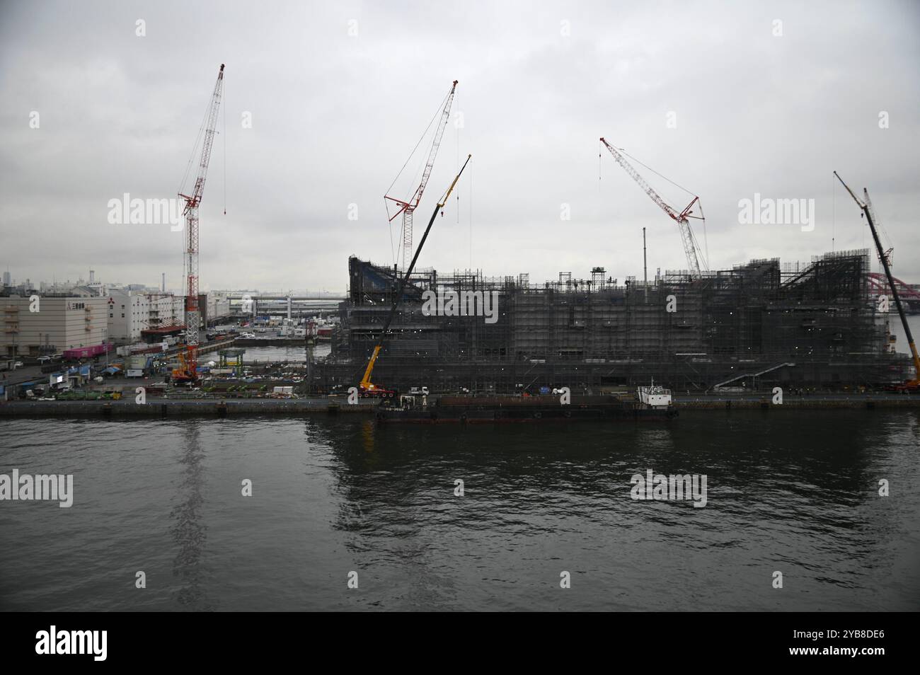 Construction site at the maritime Port of Kōbe in the Keihanshin area ...