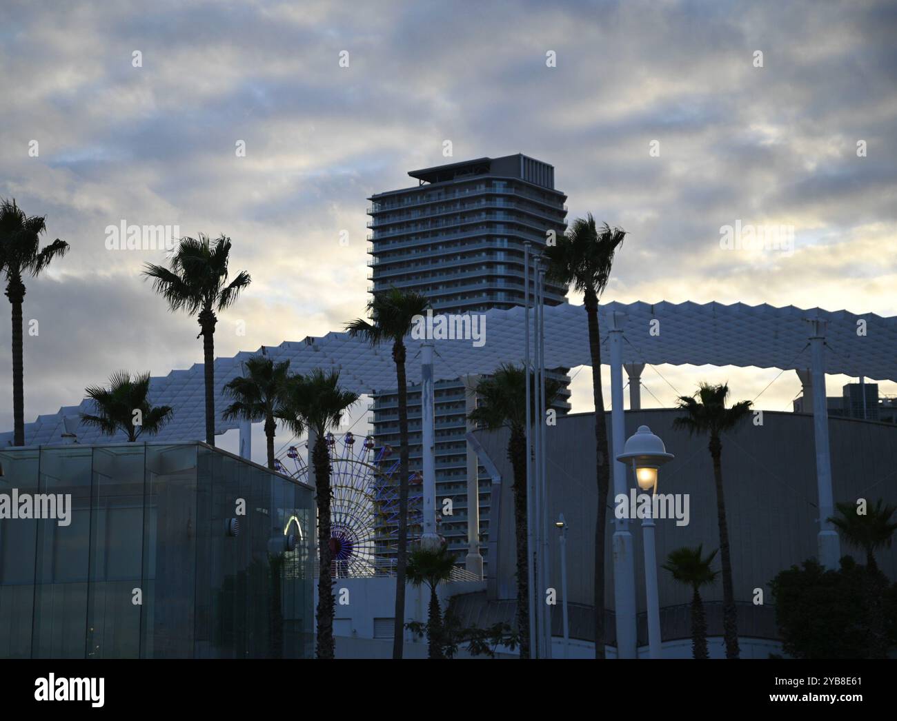 Scenic view of the Ferris Wheel and the Kōbe Harborland Umie Mosaic a ...