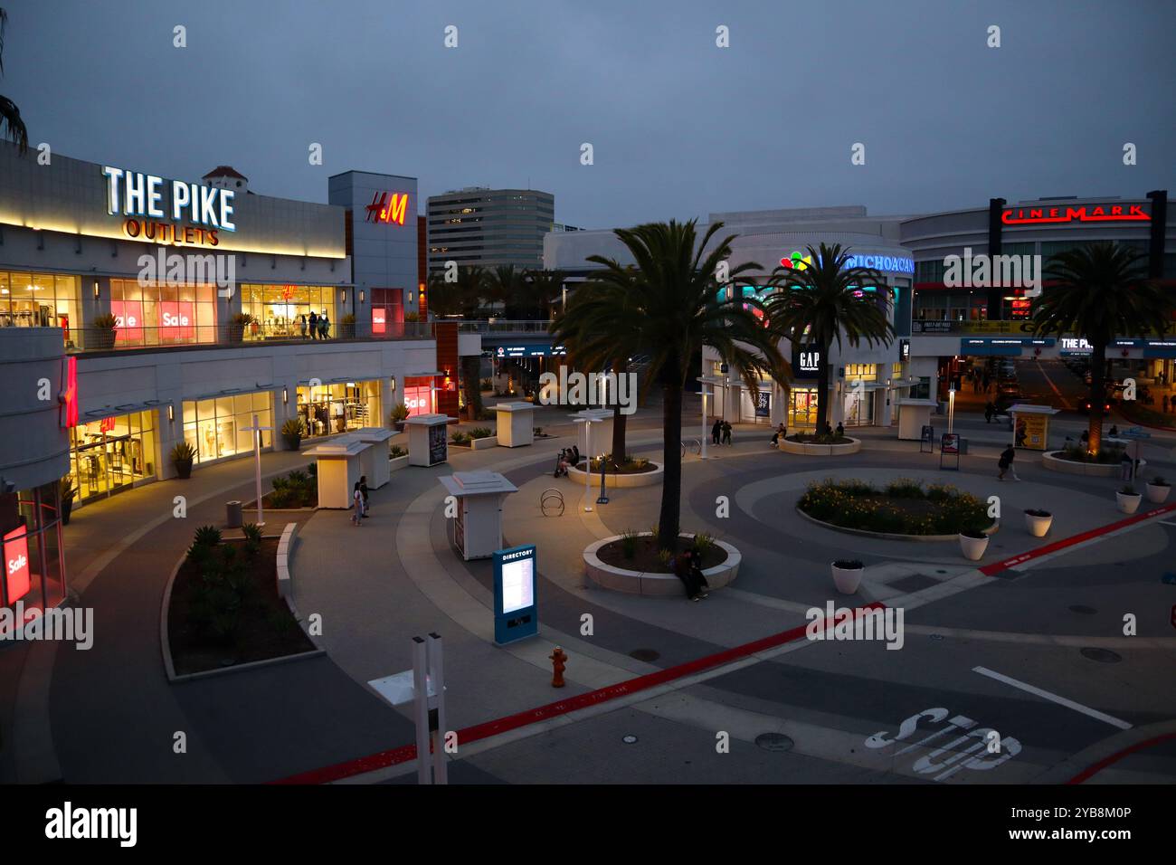 Shopping center pike outlets hi-res stock photography and images - Alamy
