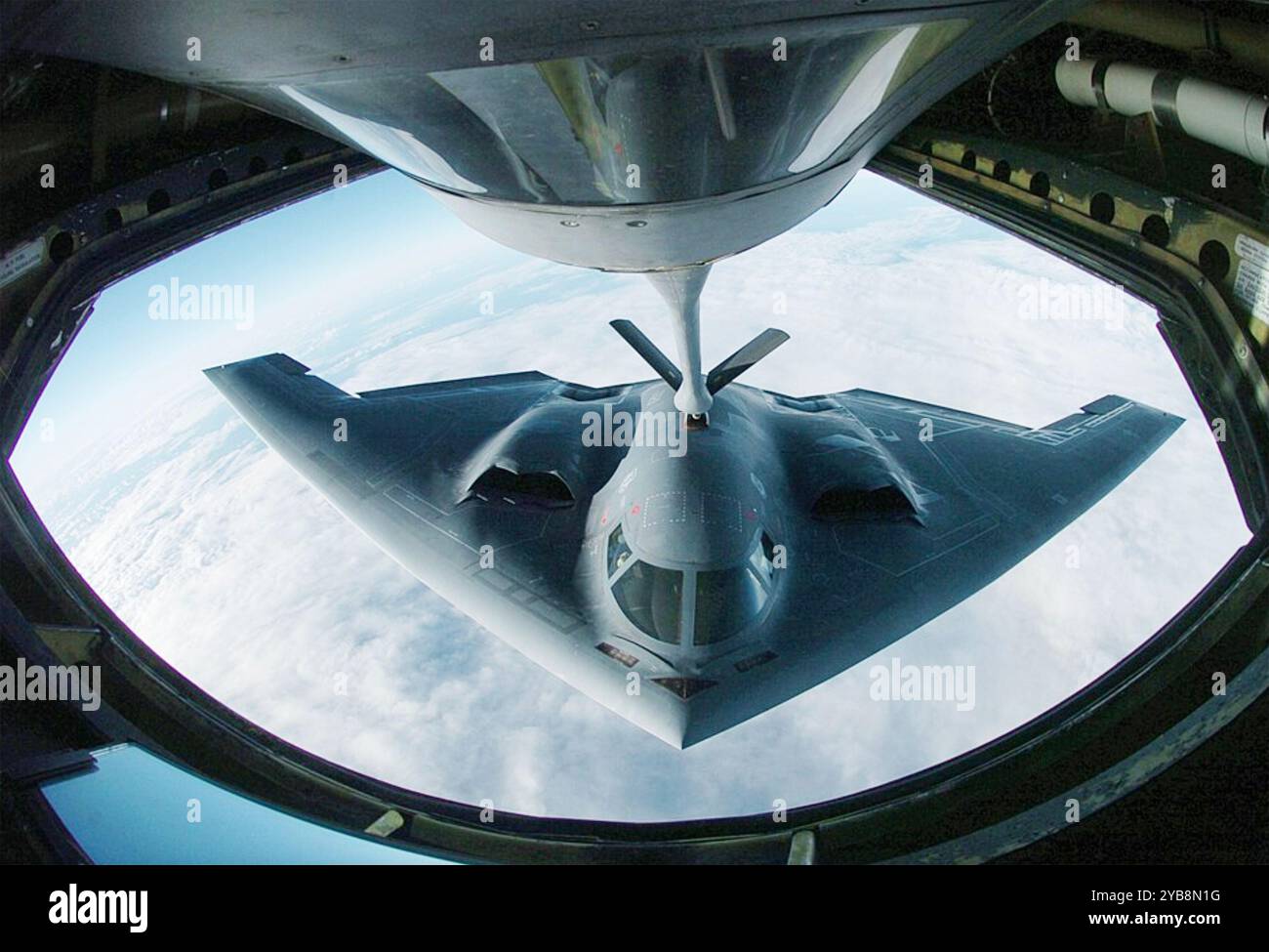 AMERICAN NORTHROP B-2 SPIRIT STEALTH BOMBER refueled in flight. Photo ...