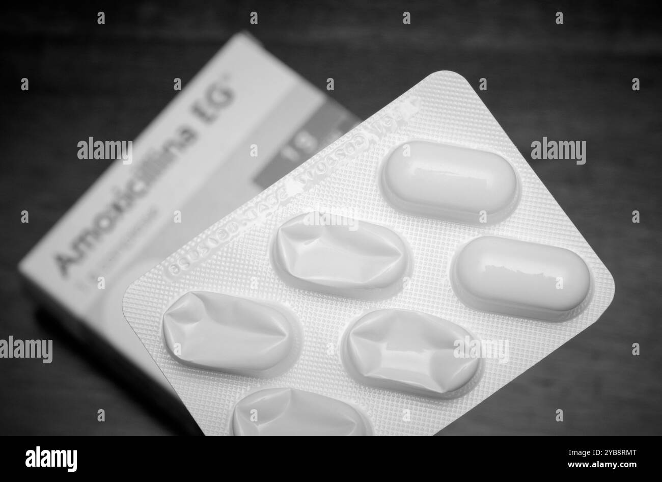 Pills capsules antibiotic in Black and White Stock Photos & Images - Alamy