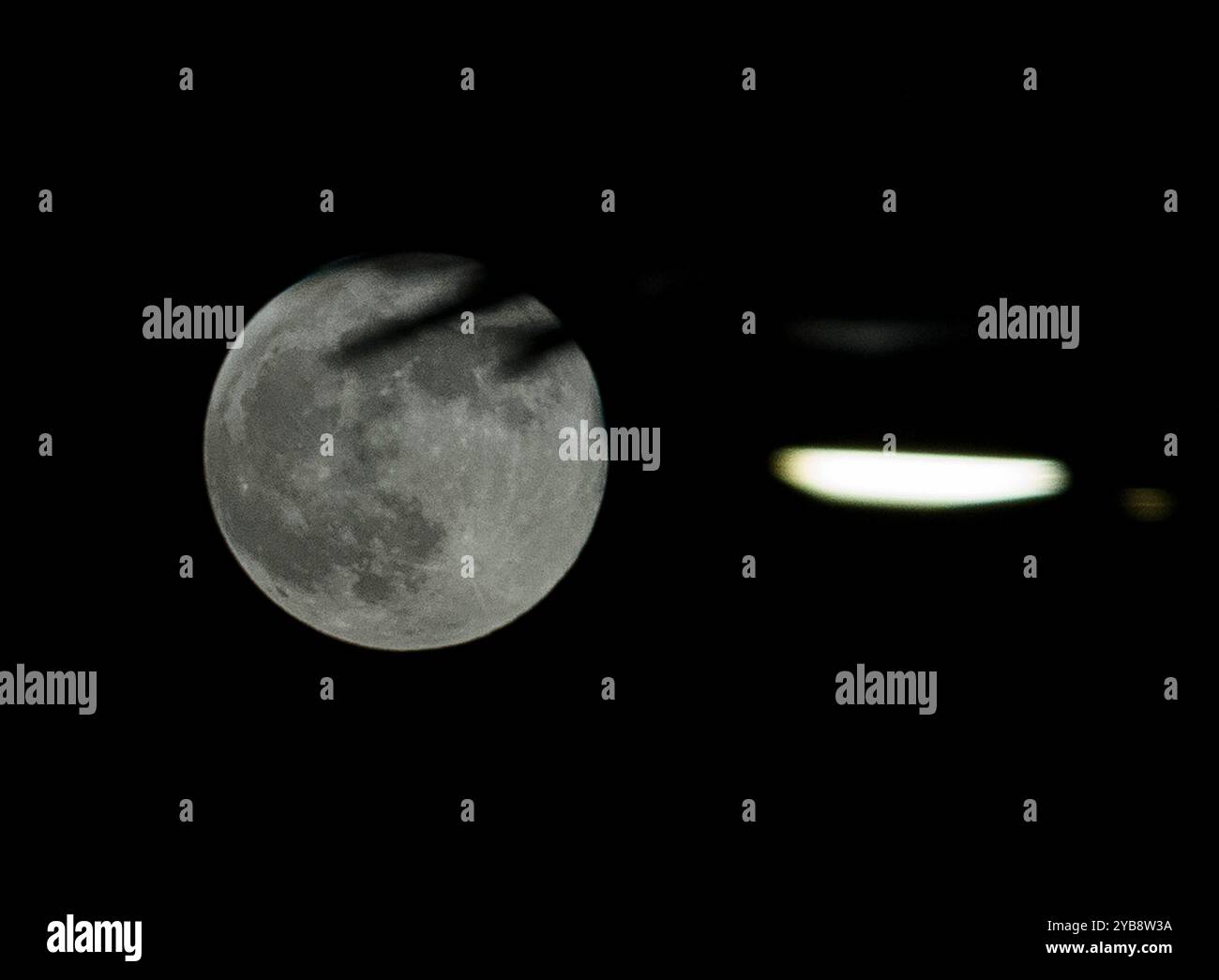 SUPER MOON RISE OVER DOHA CITY The biggest and the brightest super moon ...