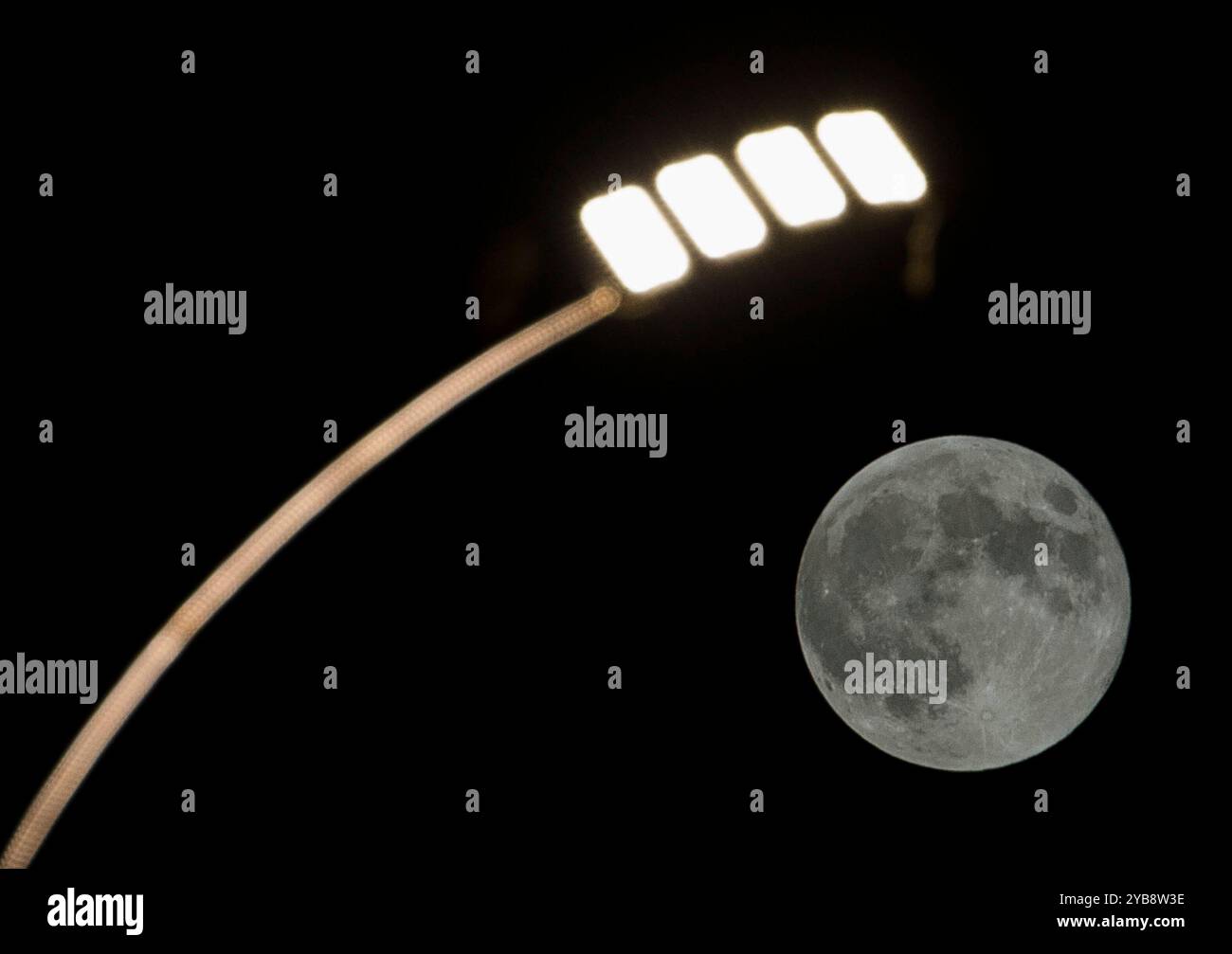 SUPER MOON RISE OVER DOHA CITY The biggest and the brightest super moon ...