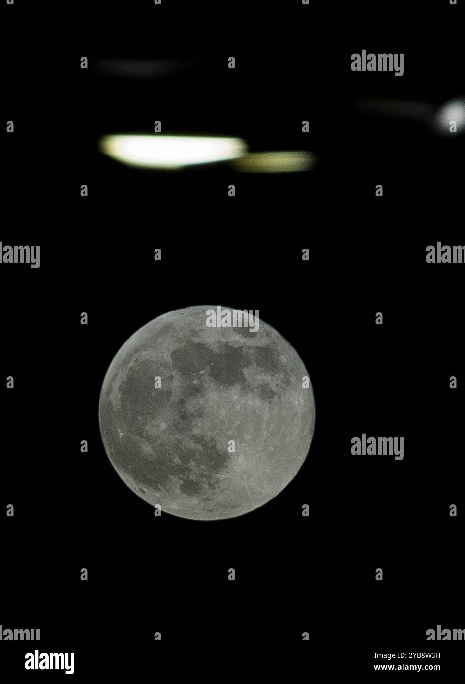 SUPER MOON RISE OVER DOHA CITY The biggest and the brightest super moon ...