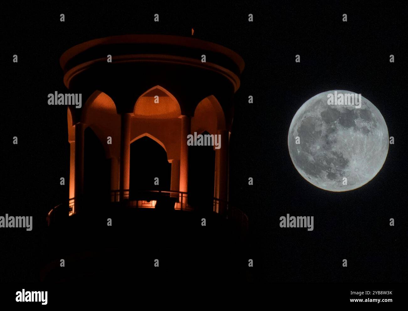 SUPER MOON RISE OVER DOHA CITY The biggest and the brightest super moon ...