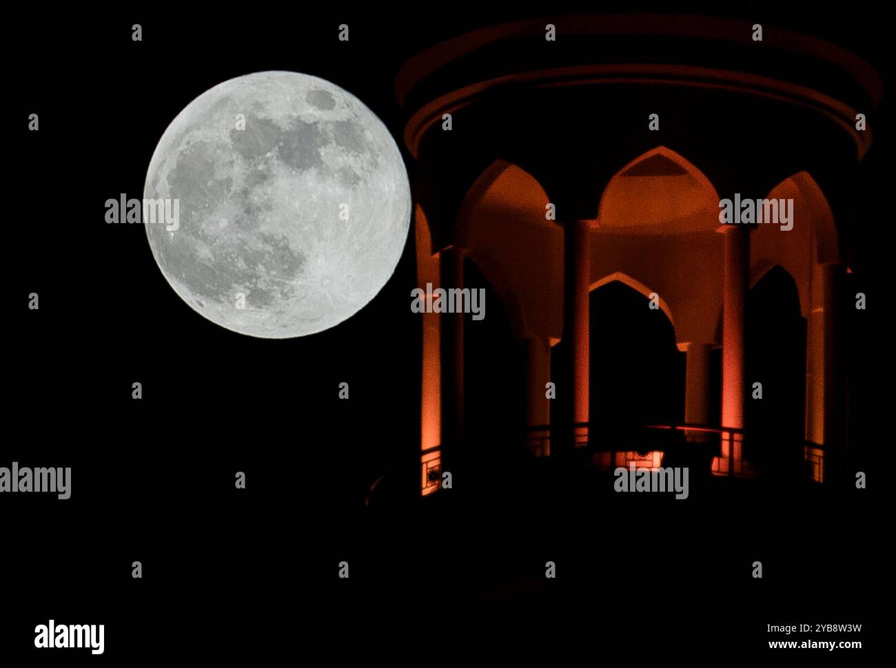 SUPER MOON RISE OVER DOHA CITY The biggest and the brightest super moon ...