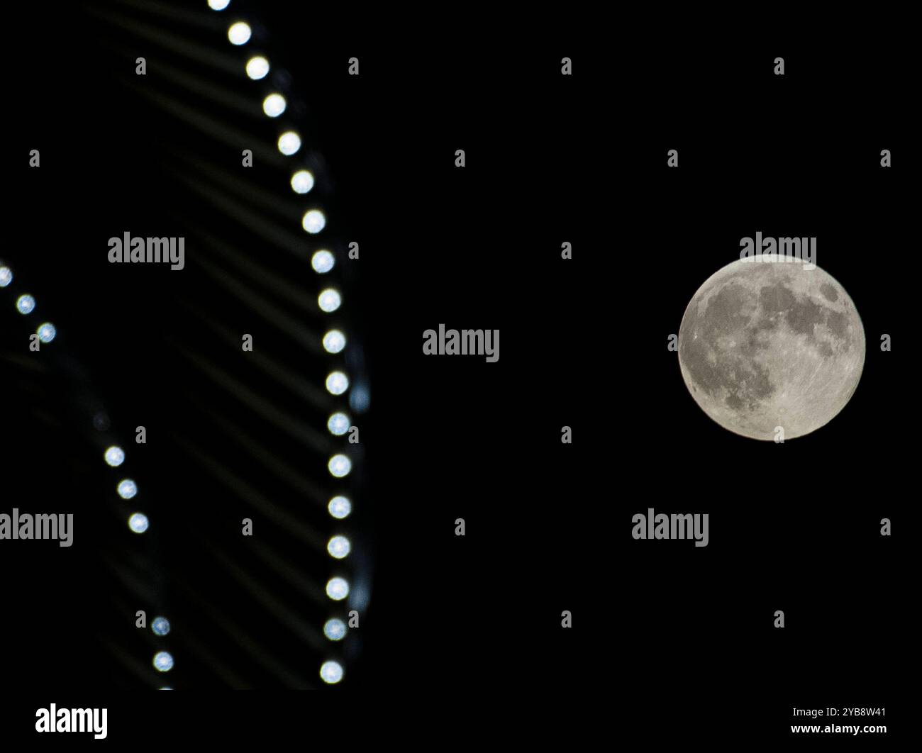 SUPER MOON RISE OVER DOHA CITY The biggest and the brightest super moon ...