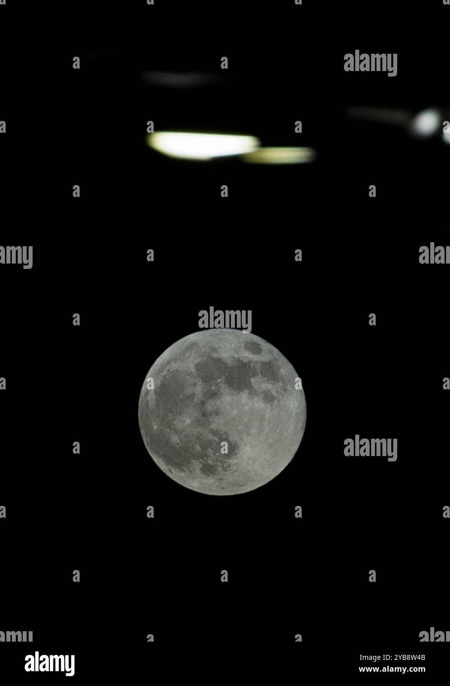 SUPER MOON RISE OVER DOHA CITY The biggest and the brightest super moon ...